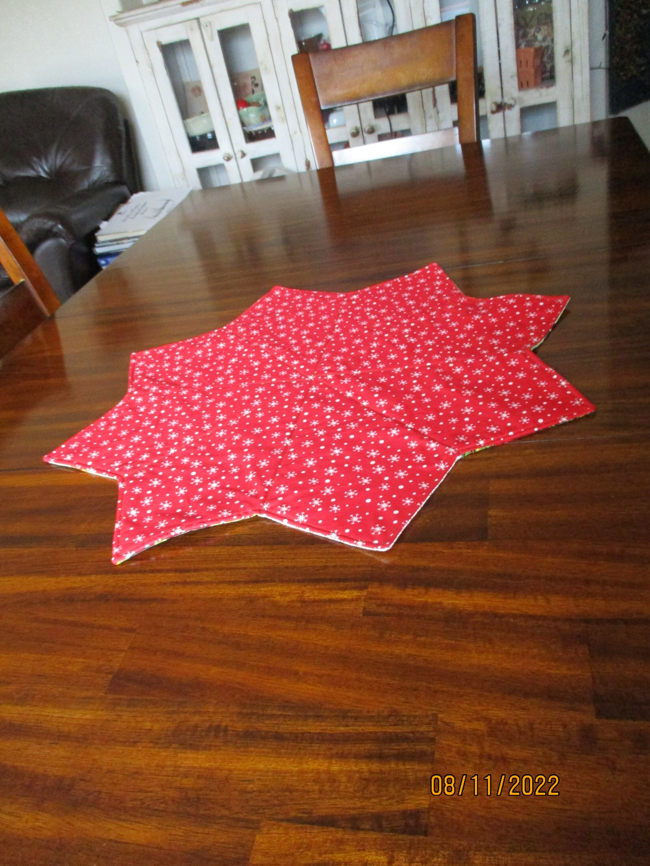 Festive REVERSIBLE CHRISTMAS QUILTED Star Shaped Table Topper 26 ...