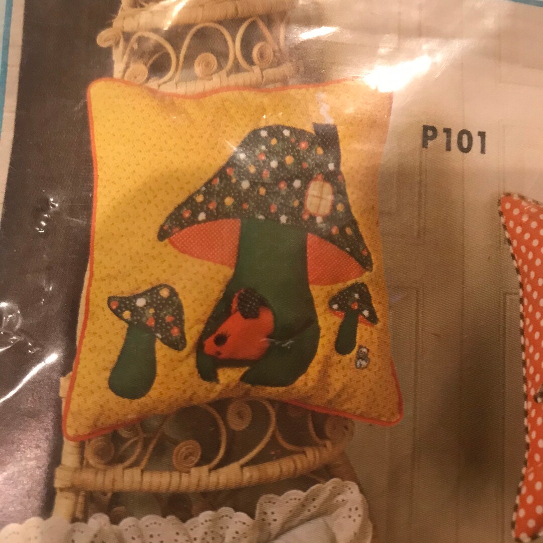 Vintage Maxie Mouse Pillow Kit - the Quiltworks Stitch A Pet Pocket ...