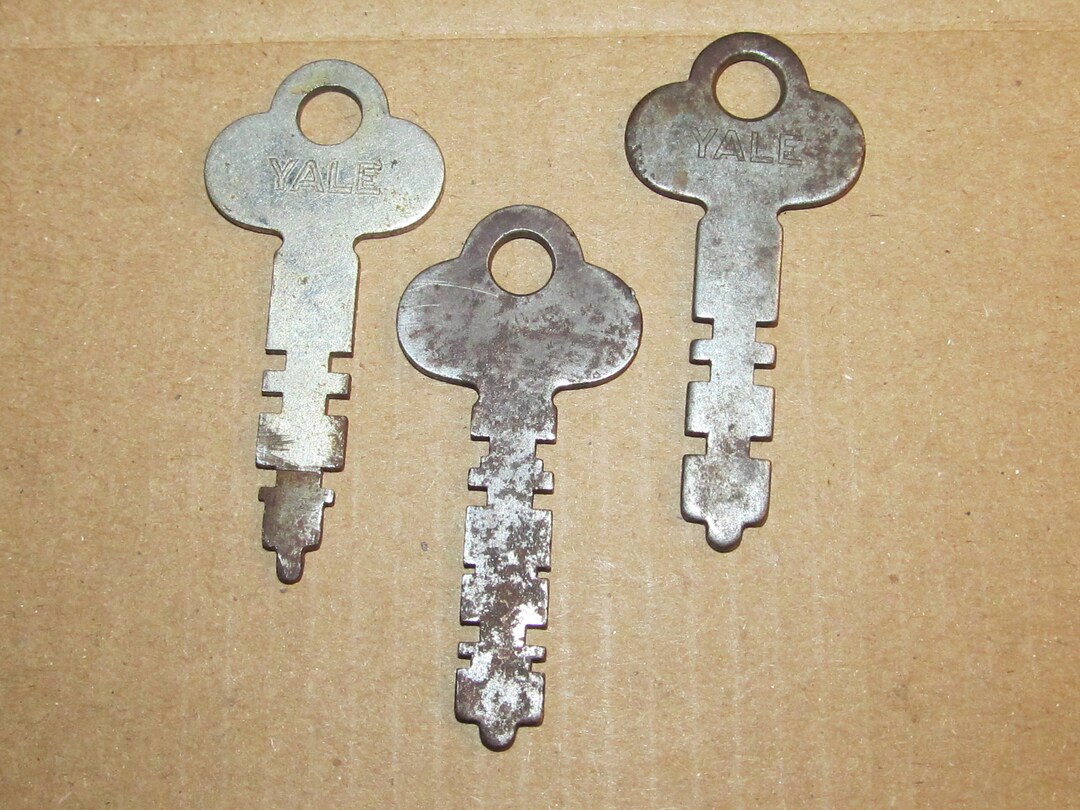 3 Vintage Flat Skeleton Keys / 2 Yale & Towne Mfg Co / 1 Unmarked / Old ...
