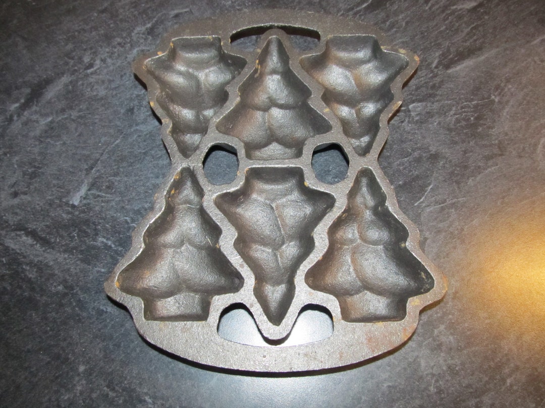 Vintage Cast Iron Christmas Tree Cornbread Pan Mold 9.5 X 7.5 / Bake 6 ...