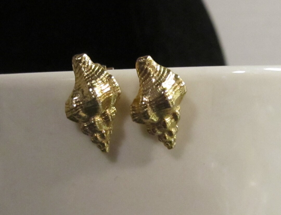 Vintage 1979 Tiny Gold Conch Whelk Shell Hinged Clip on - Etsy