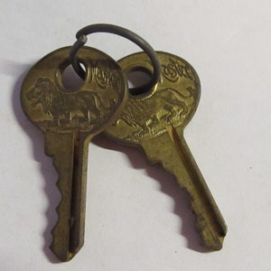 Vintage Embossed Walking Lion Logo / Master Lock Company Keys Milwaukee ...