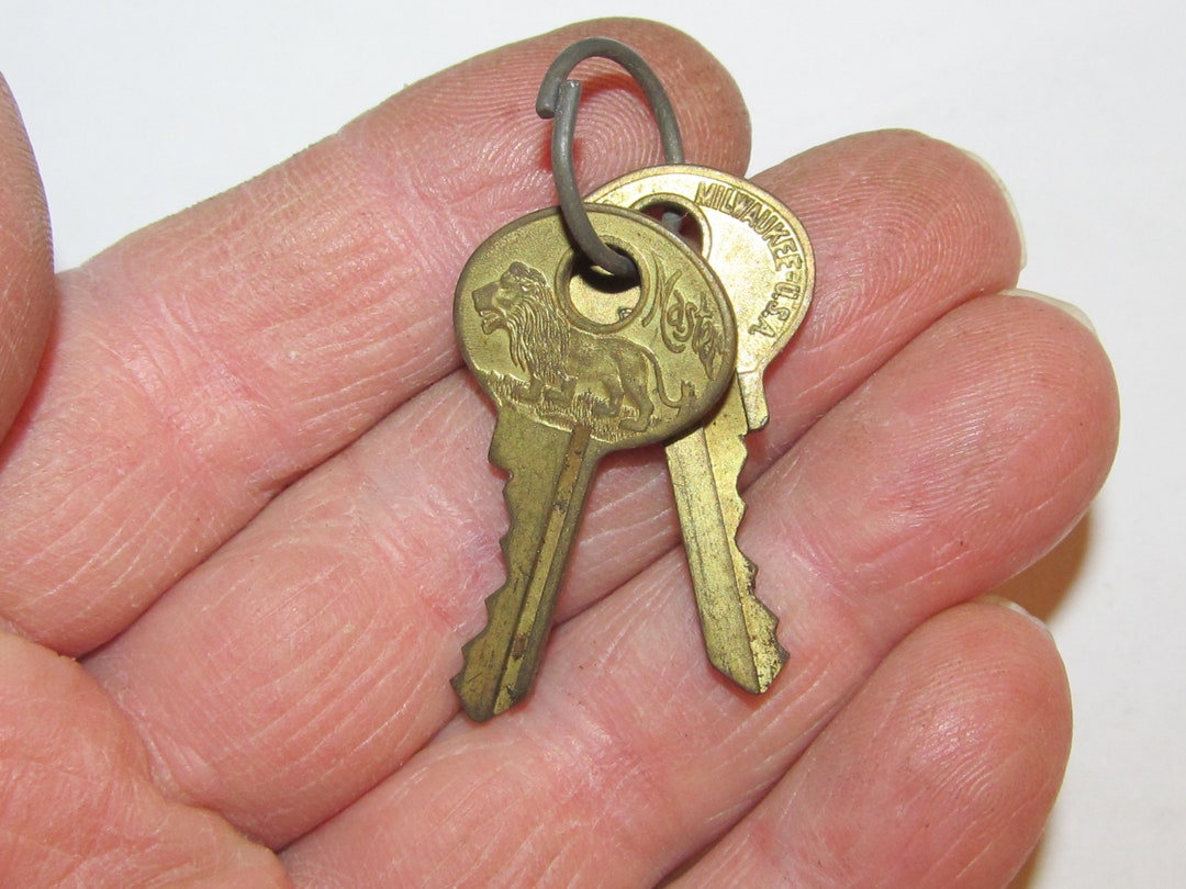 Vintage Embossed Walking Lion Logo / Master Lock Company Keys Milwaukee ...