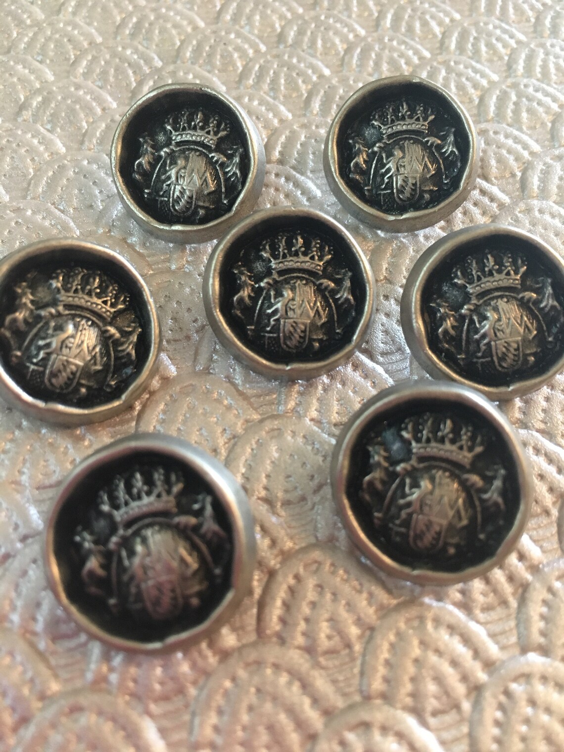 Crest & Crown Shank Buttons 18mm Round and Recessed - Etsy