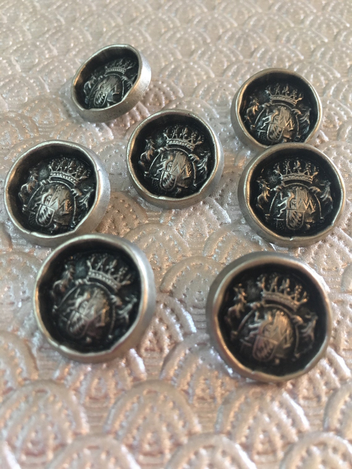 Crest & Crown Shank Buttons 18mm Round and Recessed - Etsy