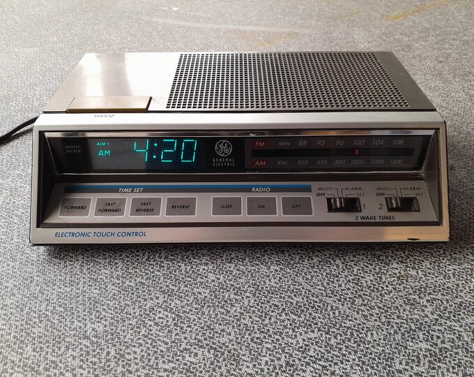 GE General Electric 1980's Alarm Clock Radio AM/FM Green Digital ...