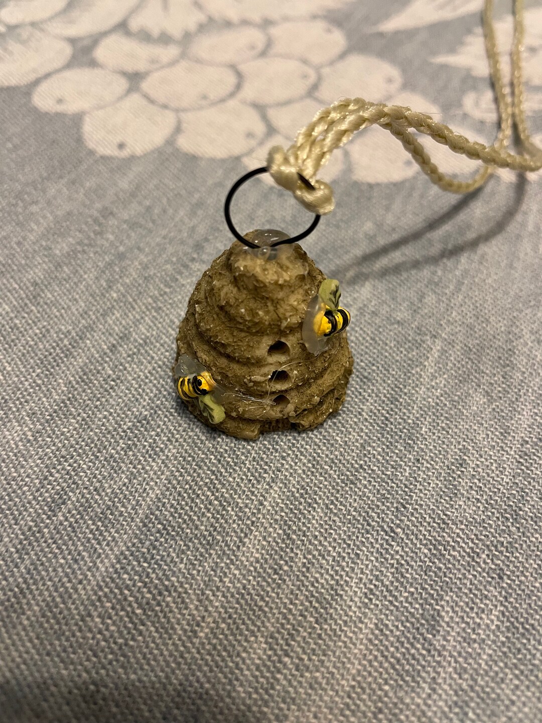 Colmena de abejas con collar de abejas en un cordón trenzado colmena de ...