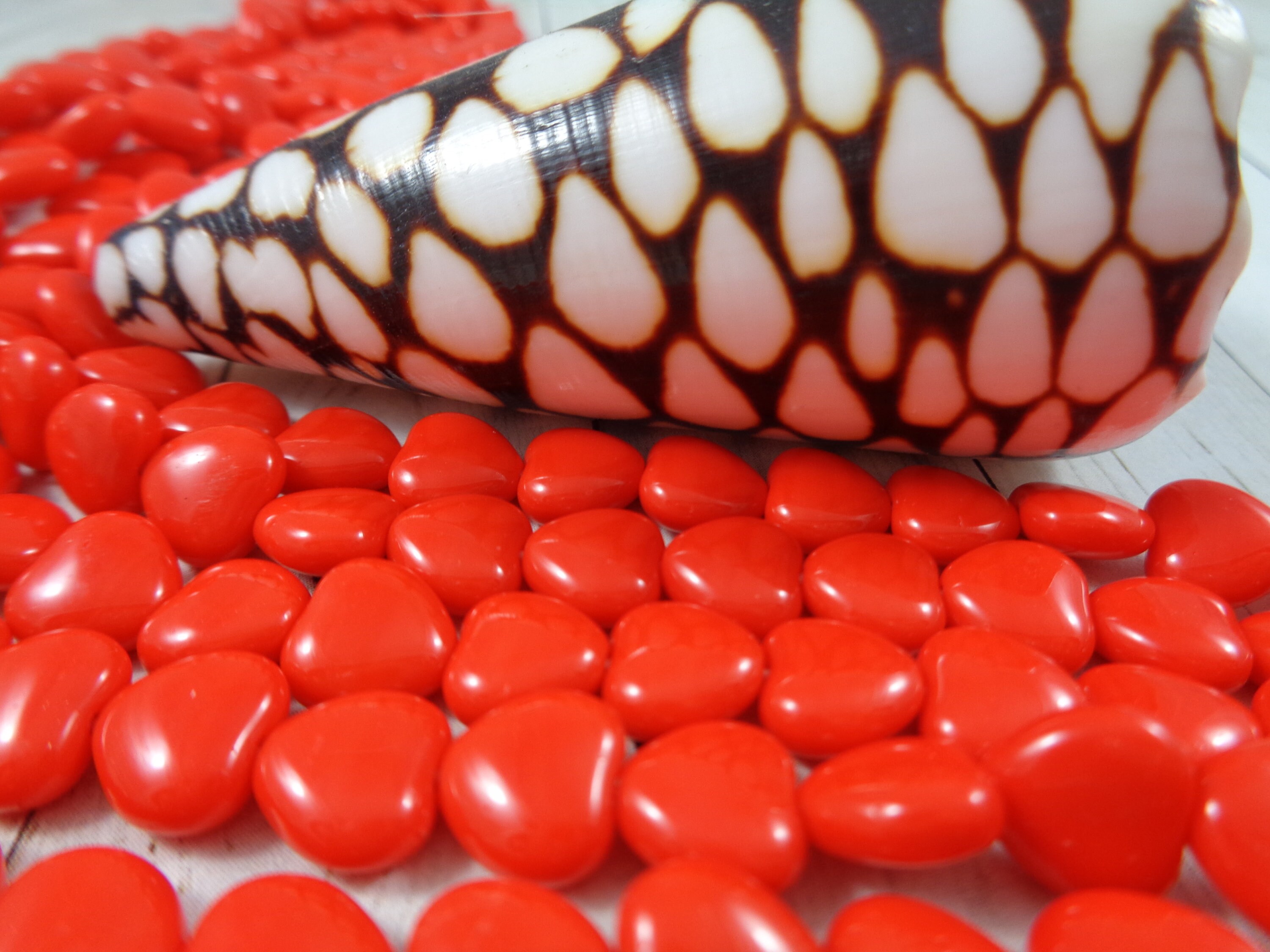 25 Small Bright Red Heart Shaped Glass Beads 8x8x3mm Rounded Bright Red ...
