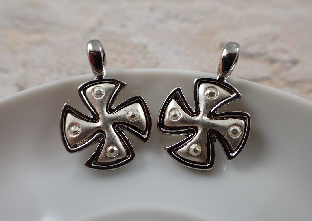 1 Piece Silver Metal Cross Pendant - Textured Shiny Silver Circle Cross ...