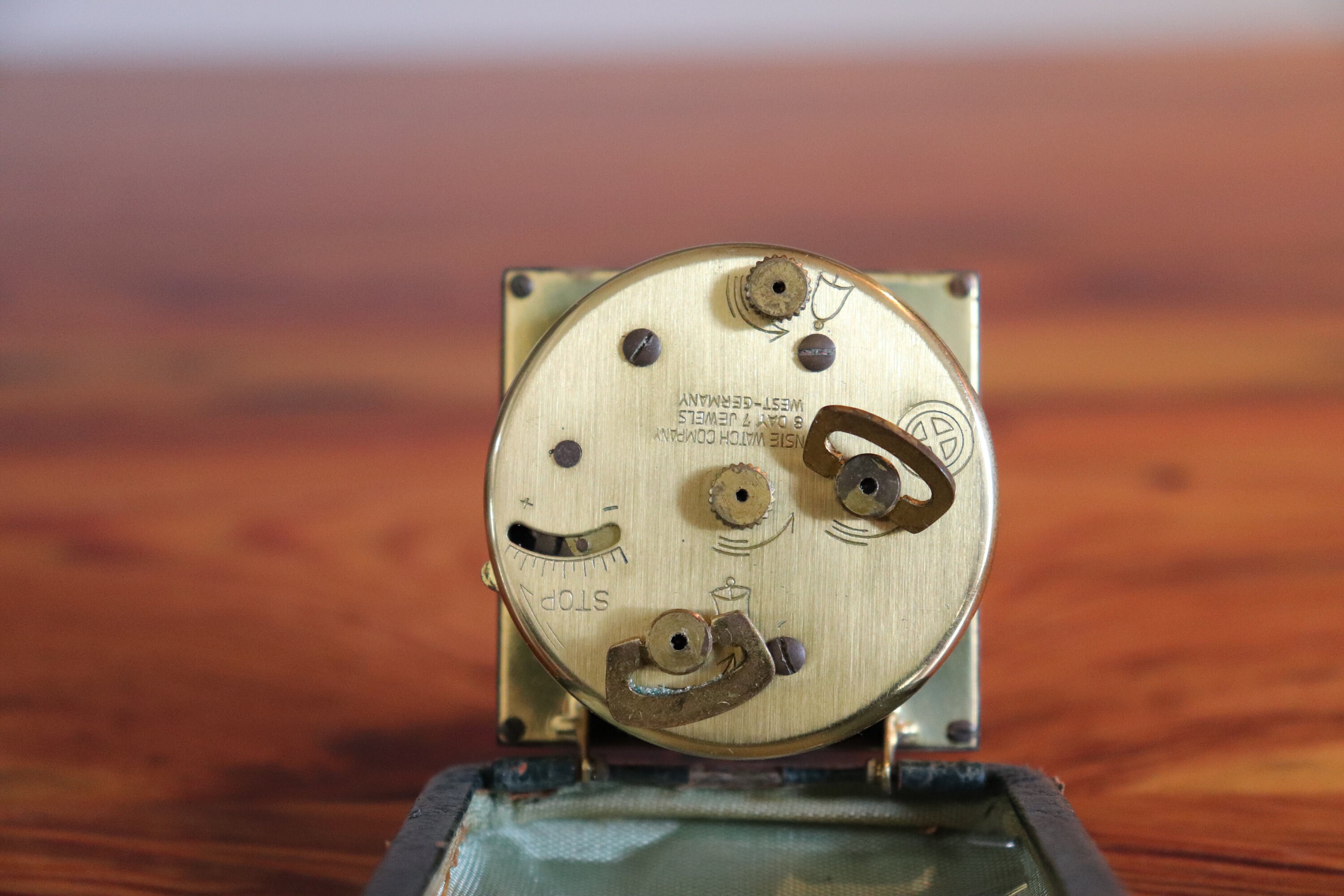 Rensie 1950's Alarm Clock in a Leather Travel Case 7 Jewel, 8 Day ...