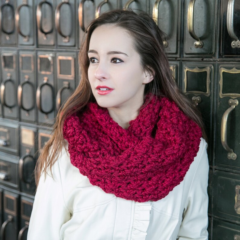Red Infinity Scarf Chunky Knit Infinity Cowl THE WEEKENDER - Etsy