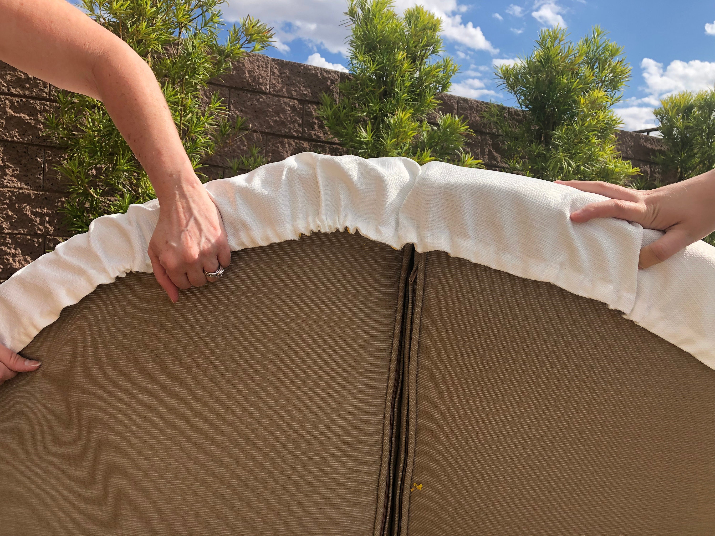 Sunbrella Round Outdoor Drawstring Daybed Fitted Cover. Soil/stain ...