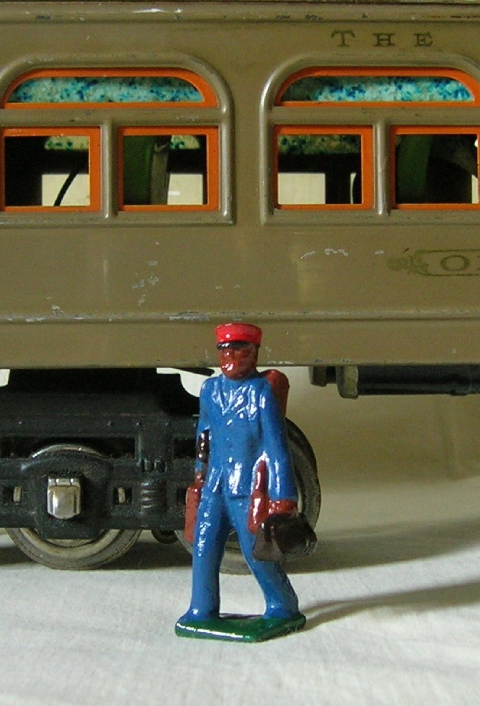 Model Railroad Redcap / Porter Carrying Luggage, G Scale/standard Gauge ...