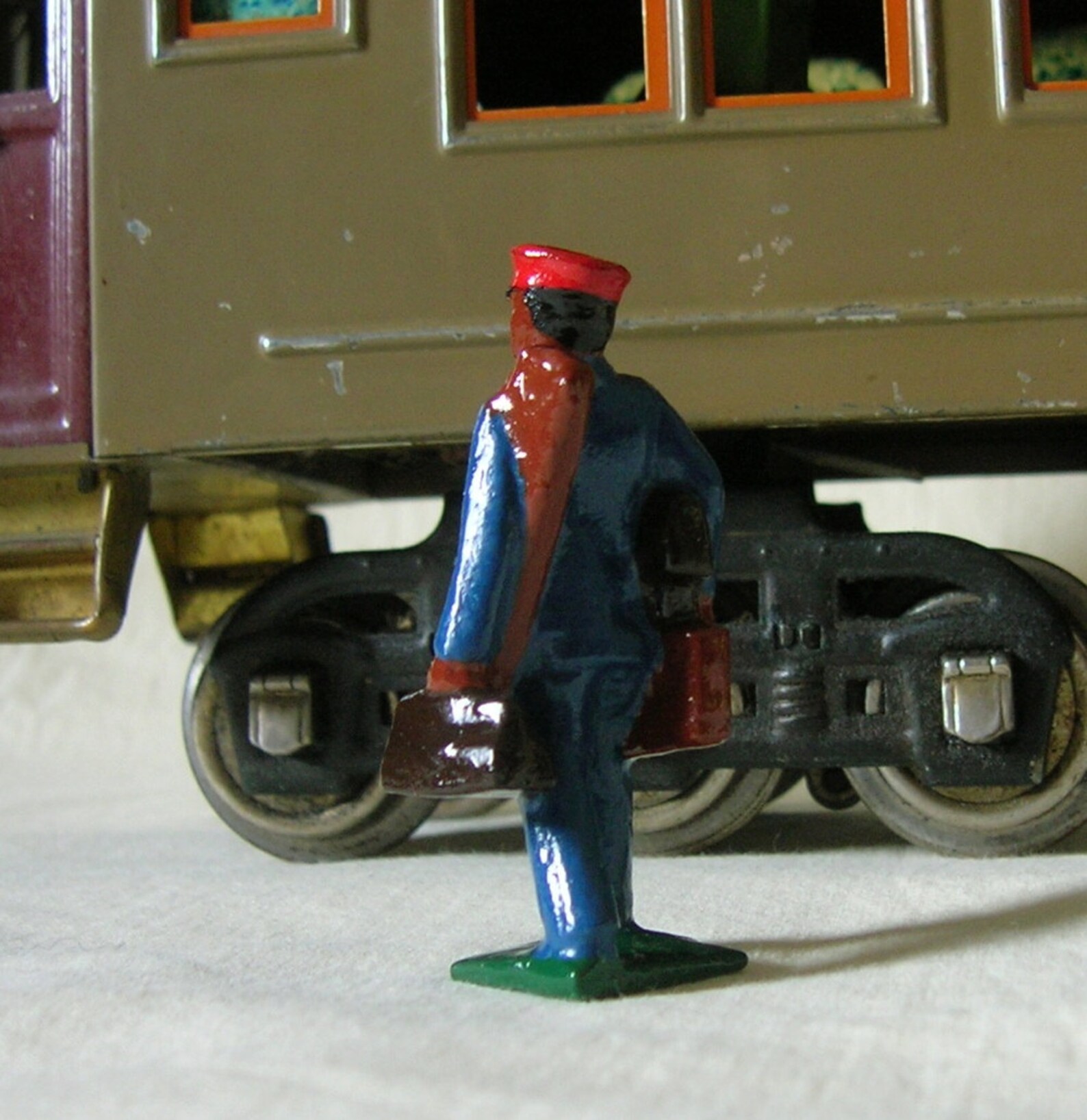 Model Railroad Redcap / Porter Carrying Luggage, G Scale/standard Gauge ...
