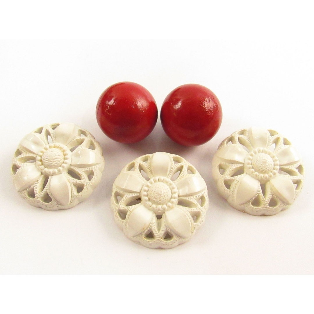 Vintage Molded Plastic Flower Buttons and Red Wood Ball Buttons K141 - Etsy