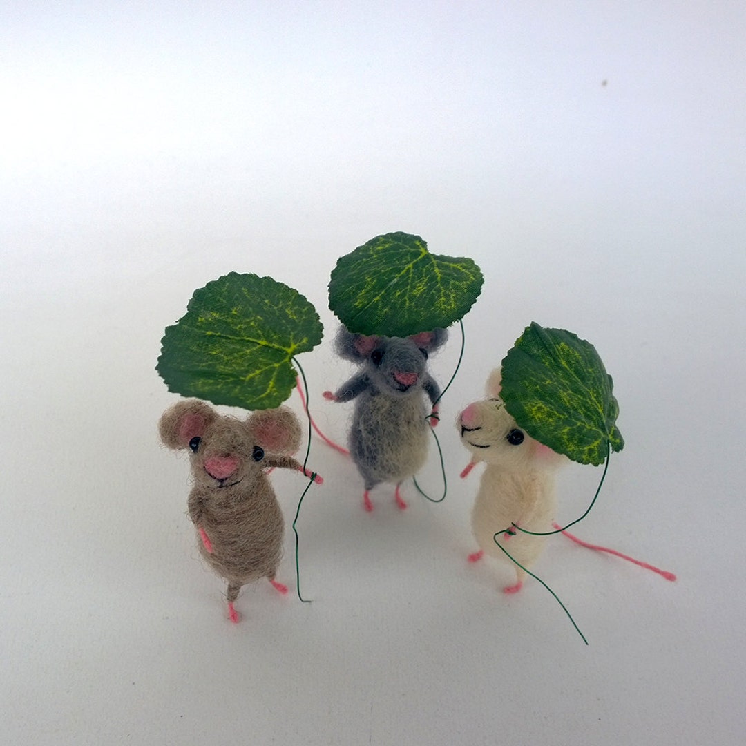 Felt Mouse, Miniature Animal, Mouse With Leaf, Collectible Dollhouse ...