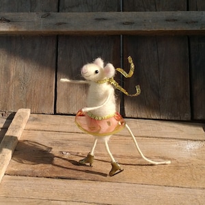 Ice Skating Felt Mouse Skater Figurine Cute Needle Felt Mouse Dollhouse ...