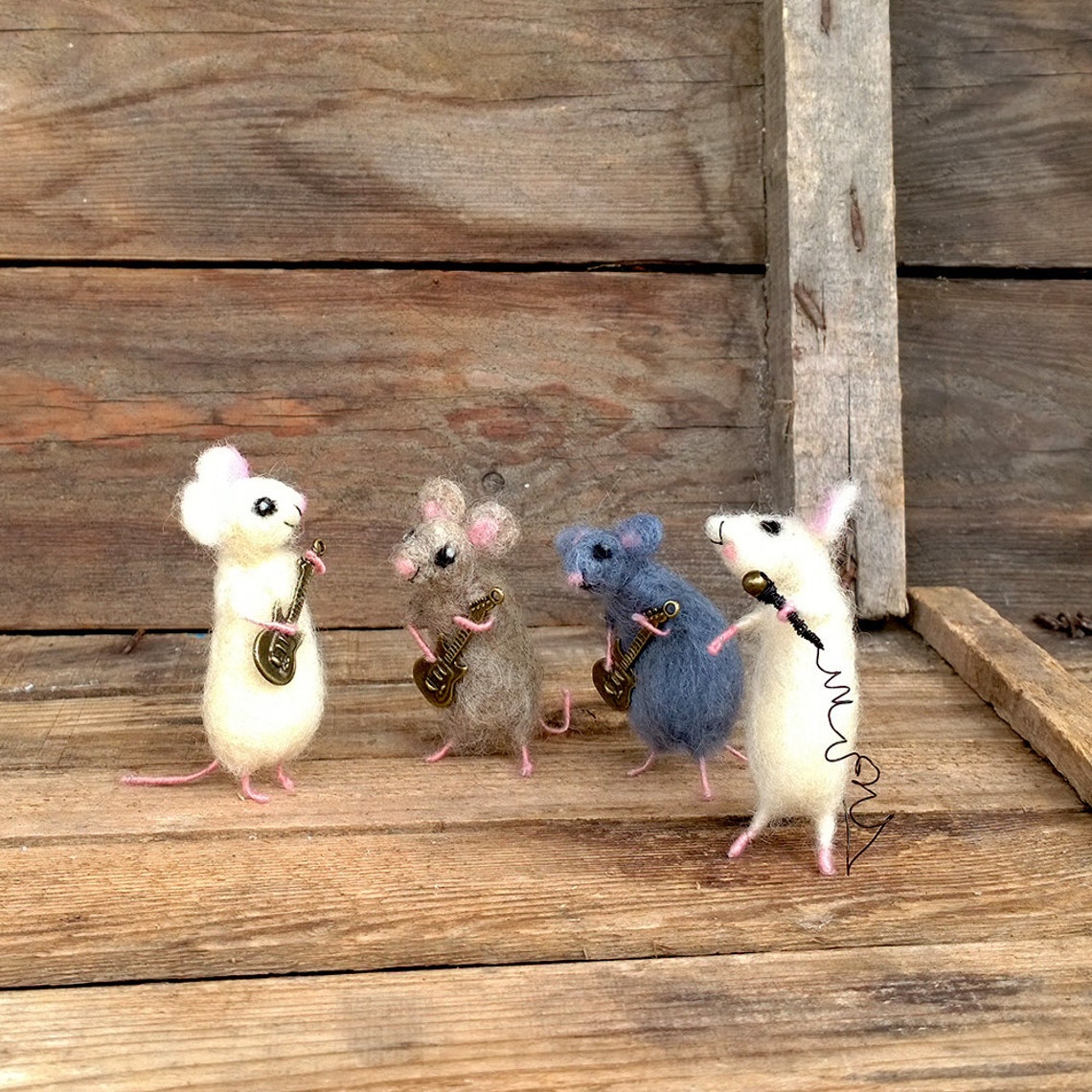 Miniature Animal Playing Guitar Tiny Wool Mouse Collectible Dollhouse ...