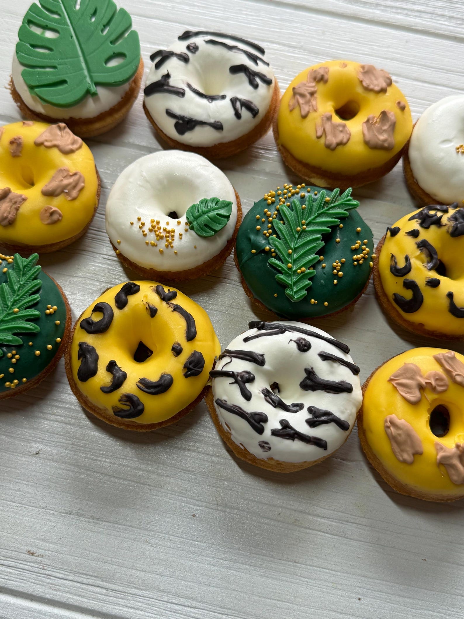 12 Safari Theme Mini Donuts Doughnuts Cheetah Giraffe Zebra Jungle Baby ...