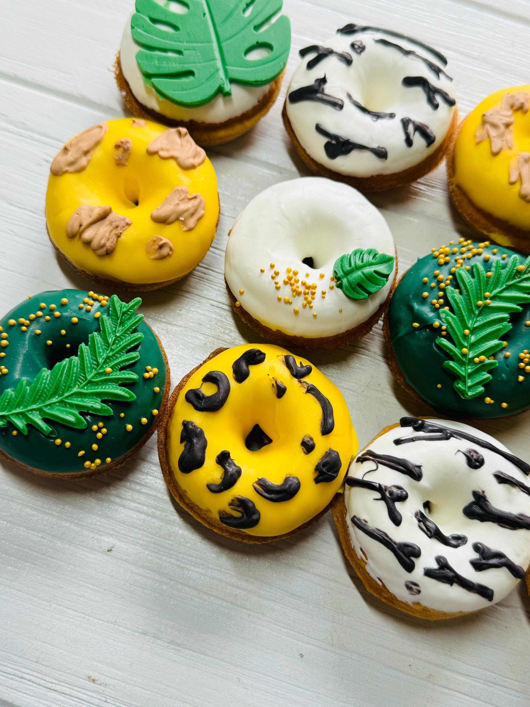 12 Safari Theme Mini Donuts Doughnuts Cheetah Giraffe Zebra Jungle Baby ...