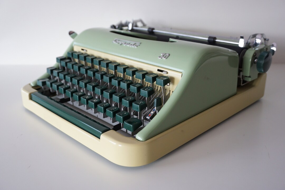 Beautiful Two-tone Green & Yellow 1959 TORPEDO Model 30 Typewriter ...