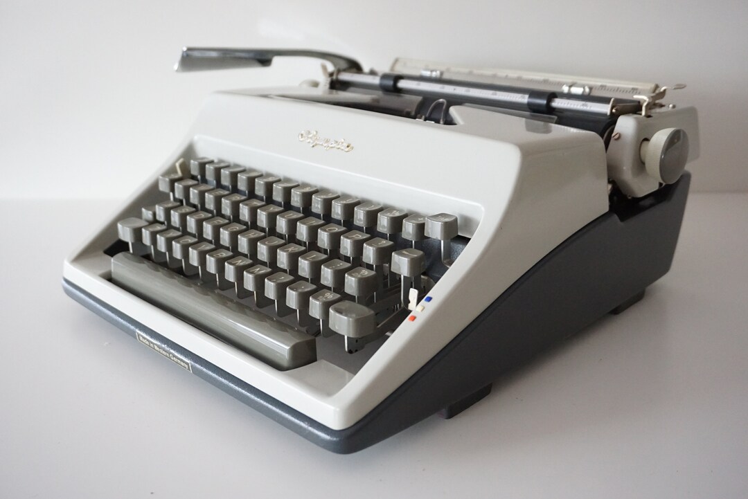 Gran cursiva cursiva guión 1969 blanco y gris Olympia SM8 máquina de ...