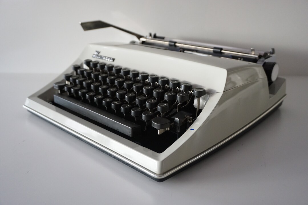 Vintage Retro CURSIVE Script 1970s White Adler triumph CONTESSA De Luxe ...