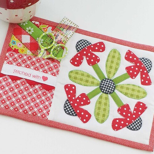 The Patchsmith's Flower Pocket Mug Rug Pattern - Etsy