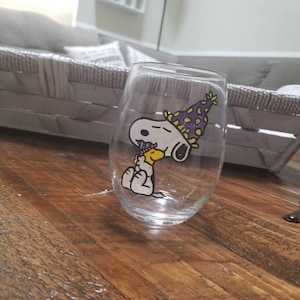 Snoopy Birthday Glass / Snoopy Wine Glass / Snoopy Gift / Snoopy Party ...