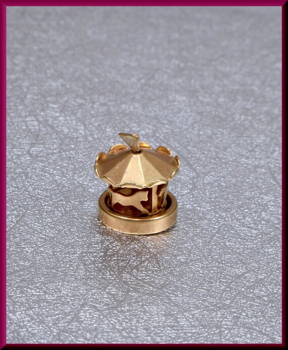 Yellow gold carousel charm - Gem