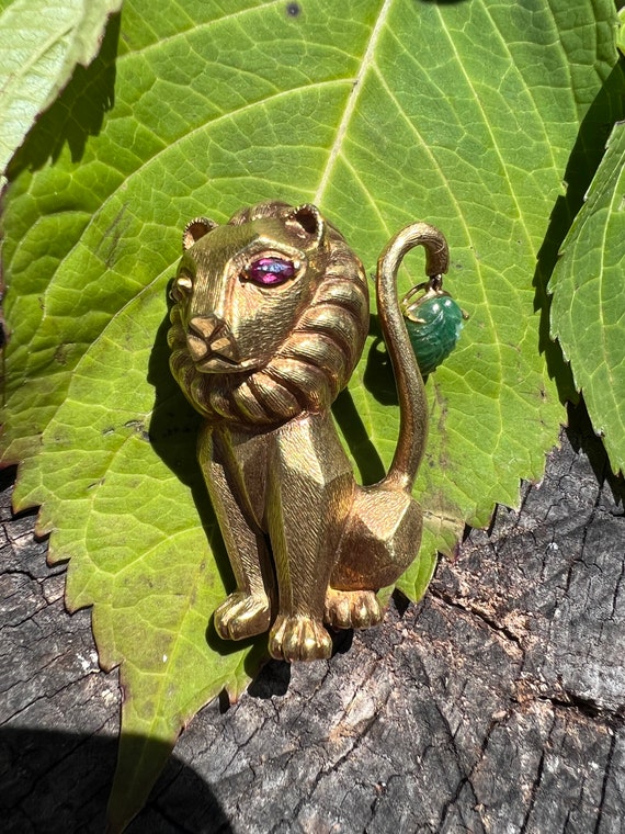 Lion Brooch, Gold Lion, Emerald Lion, Gold Lion Pin, … - Gem