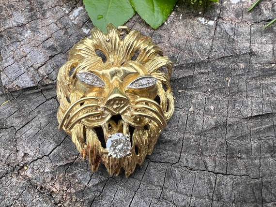 Diamond lion pin - Gem Diamond lion pin - Gem