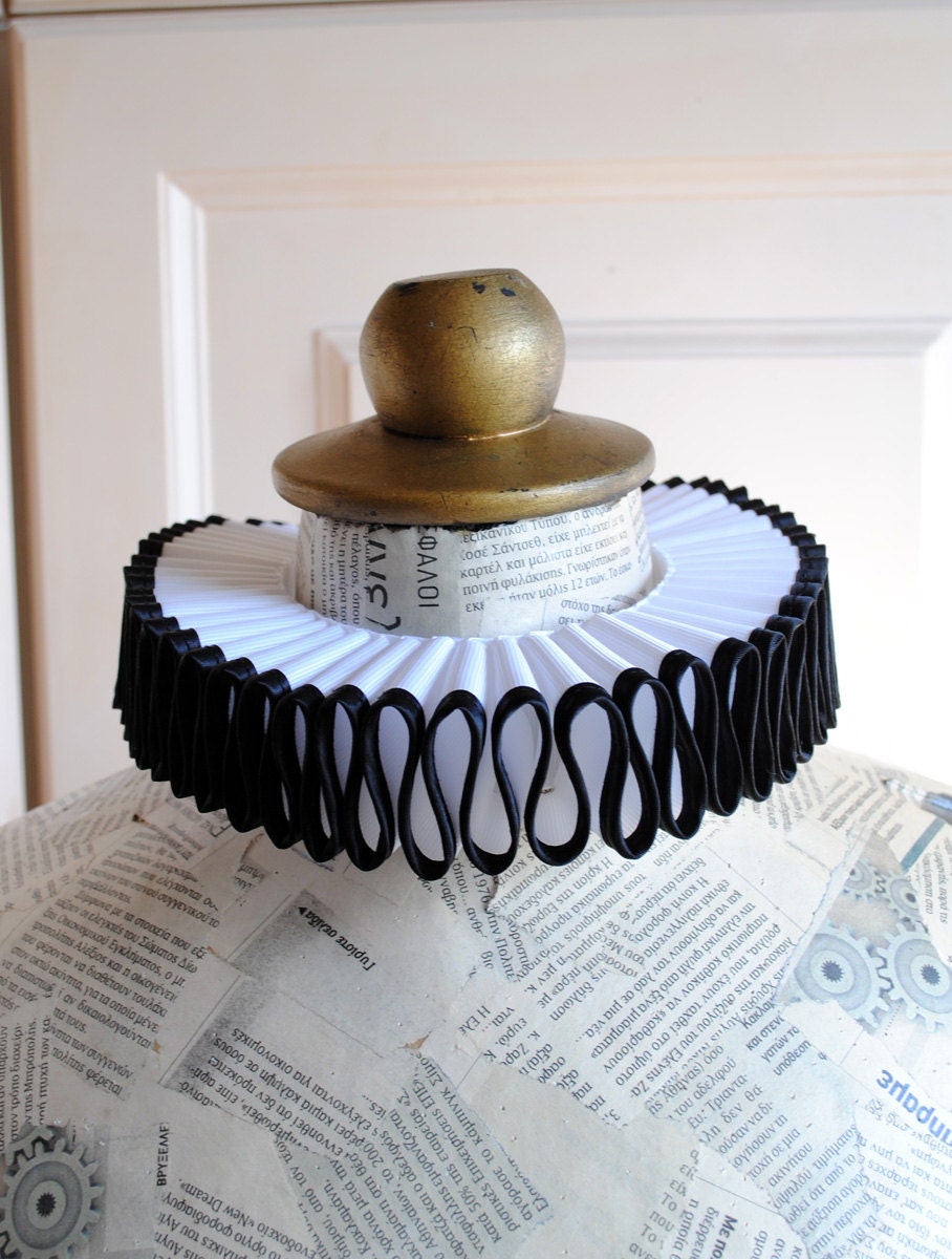 White Elizabethan Ruff with Black EdgePierrot Costume | Etsy