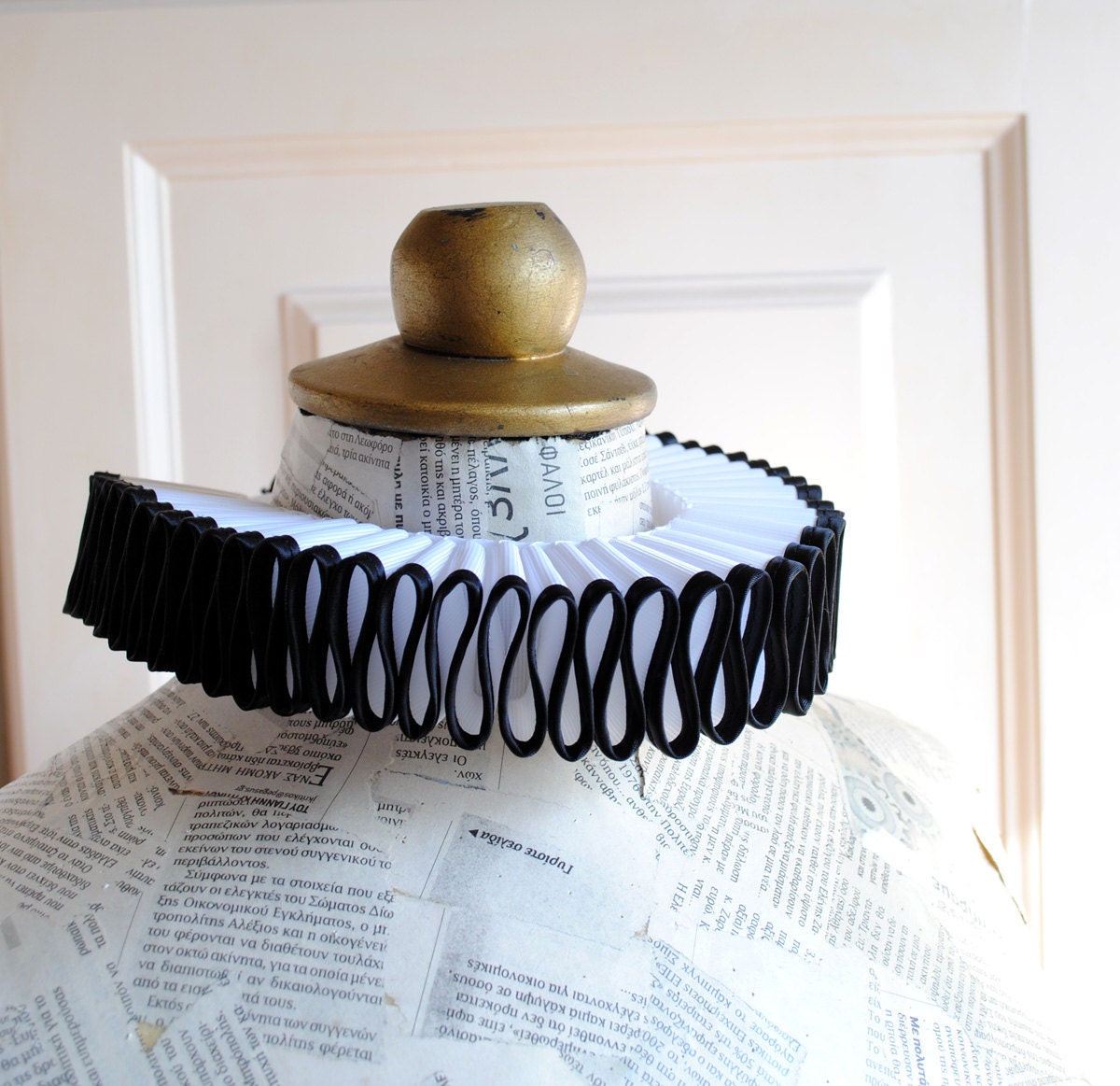 White Elizabethan Ruff with Black EdgePierrot Costume | Etsy