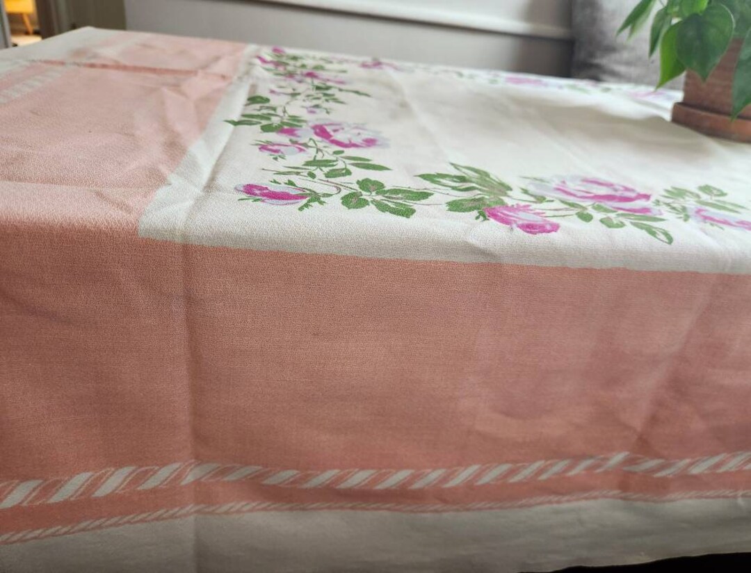 Gorgeous Vintage Tablecloth....rectangular....awesome Condition ...