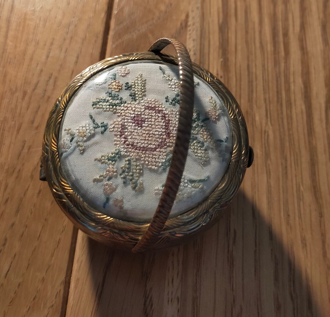 1950s Kigu Petit Point Vintage Powder Mirror Compact With Flower. Very ...
