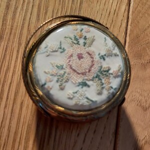 1950s Kigu Petit Point Vintage Powder Mirror Compact With Flower. Very ...