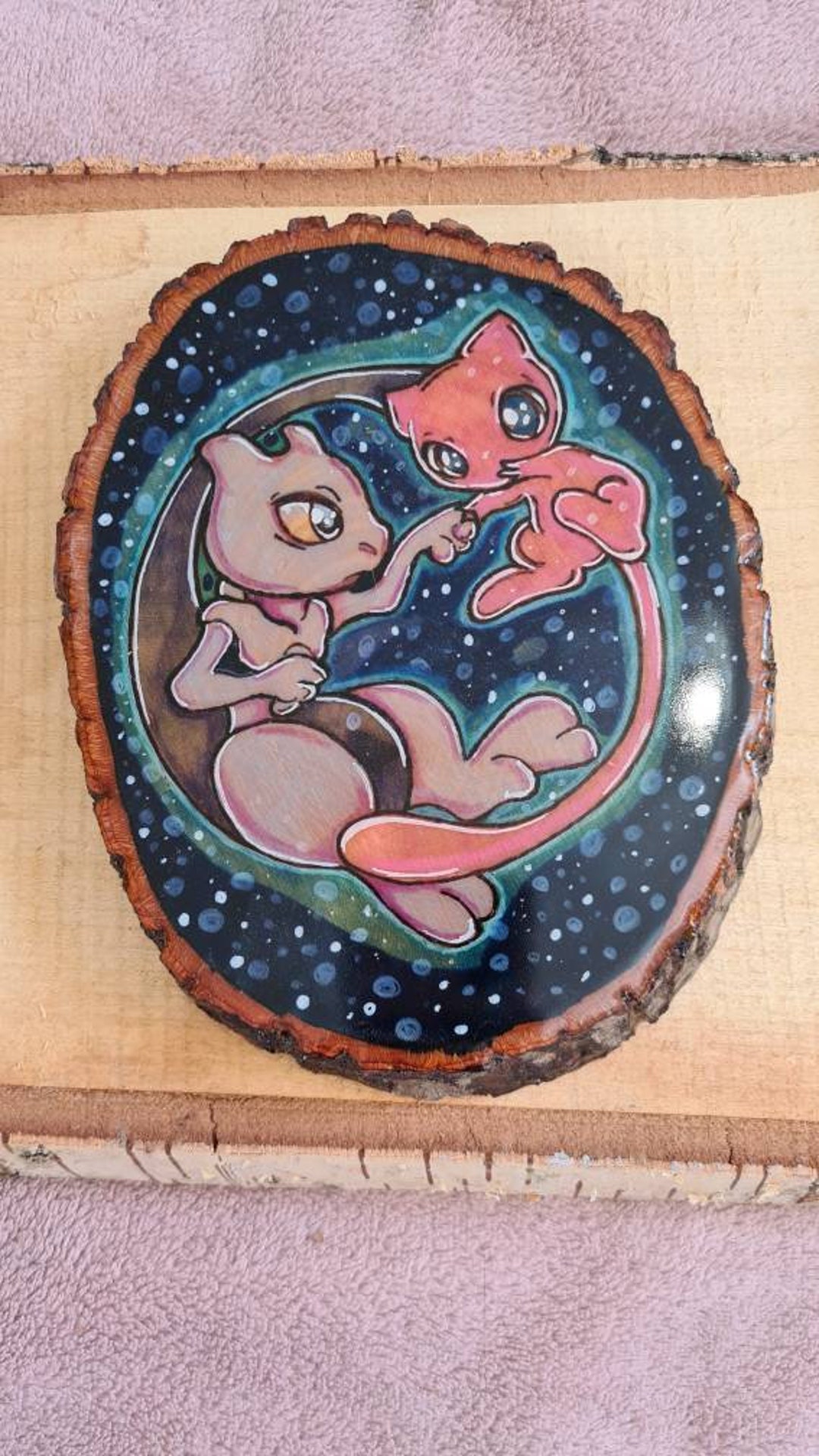 Mew y Mewtwo madera live edge log slice anime pirografía resina obra de ...