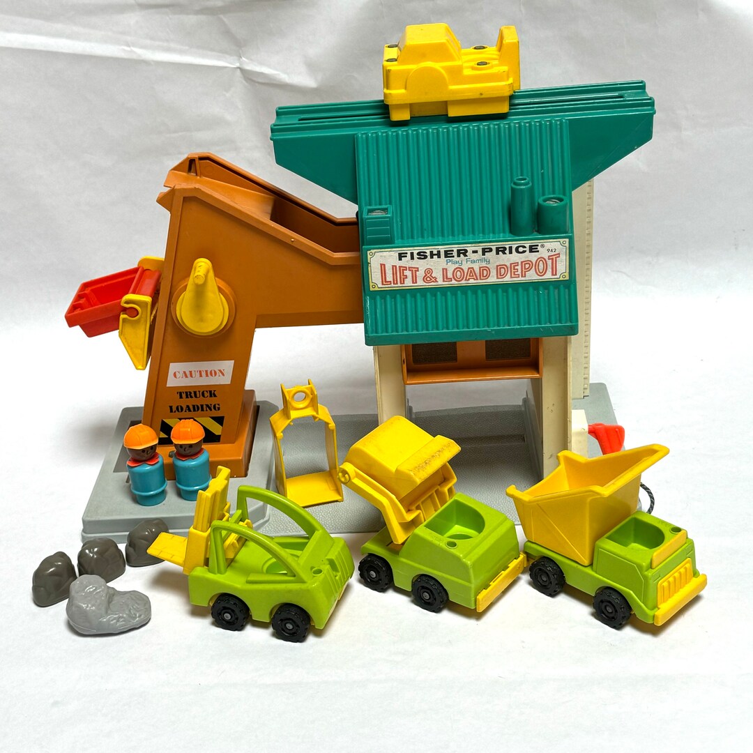 Vintage 1970s Fisher Price Lift and Load Depot Little People Playset W ...