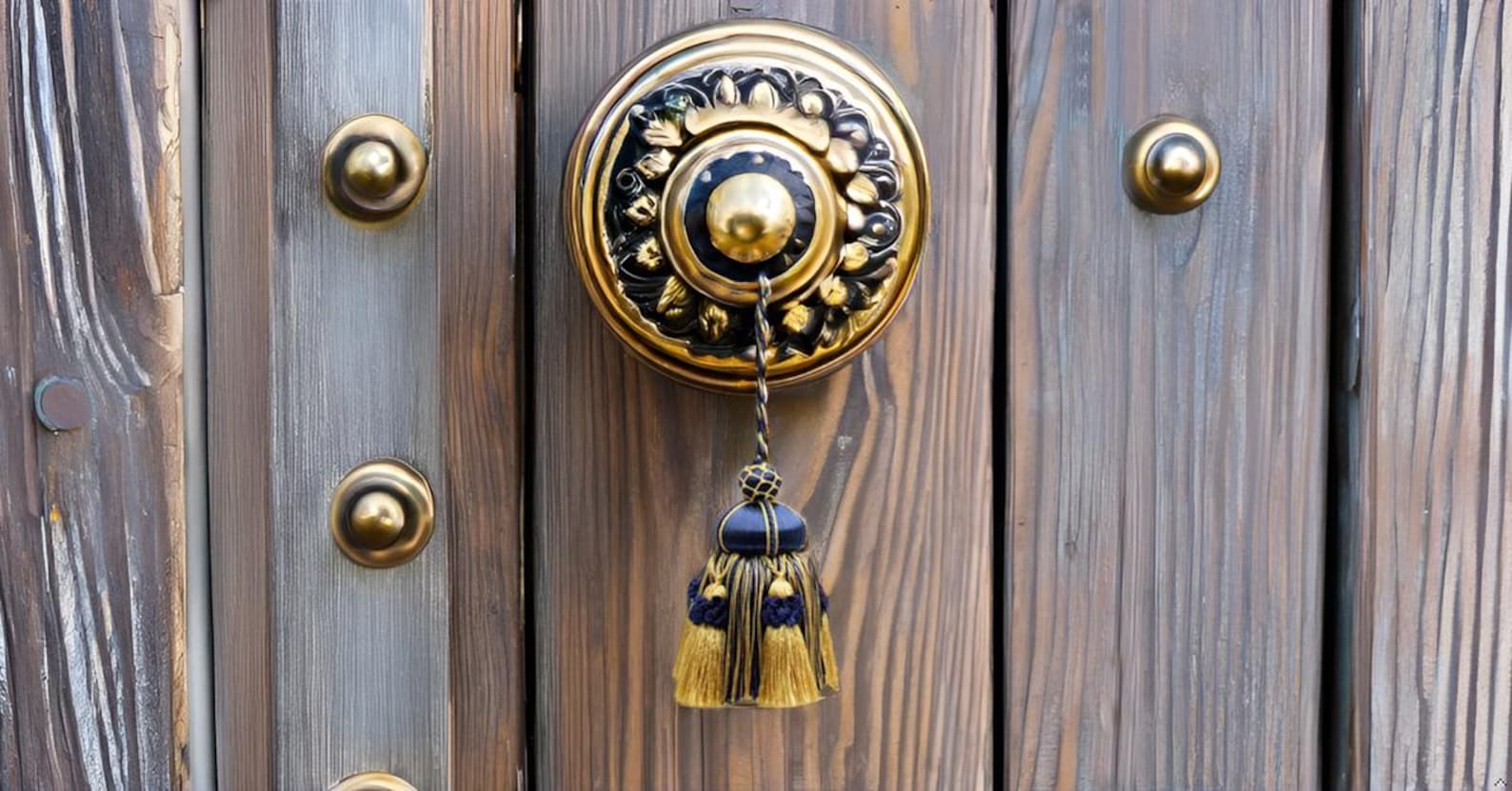 DÉCOPRO 4" (10cm) Key Tassel, 3 1/2" (8.5cm) Loop, Accented With Crown ...