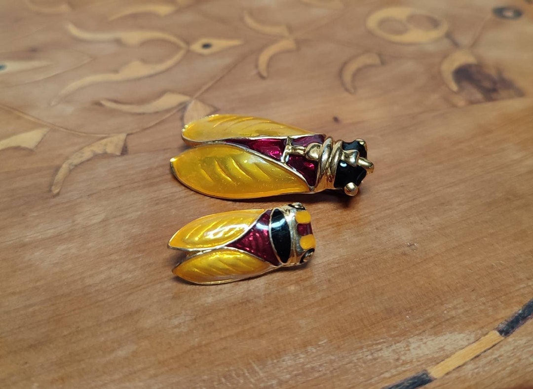Duo Cicadas Sun Enamel on Gold Metal Alloy, Beautiful Fantasy, Insect ...