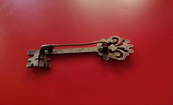 Superb antique key brooch silver metal or plated open… - Gem