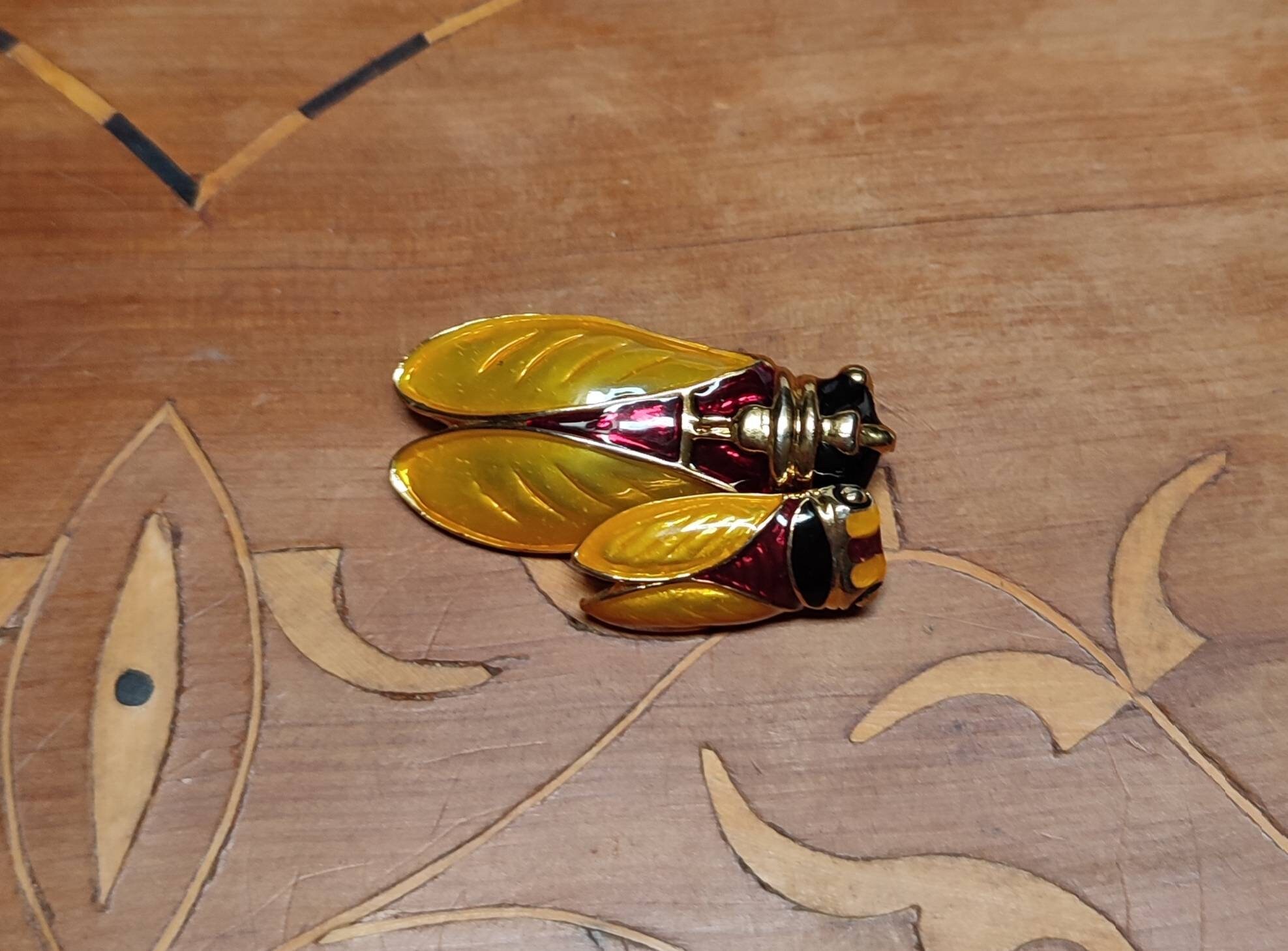Duo Cicadas Sun Enamel on Gold Metal Alloy, Beautiful Fantasy, Insect ...