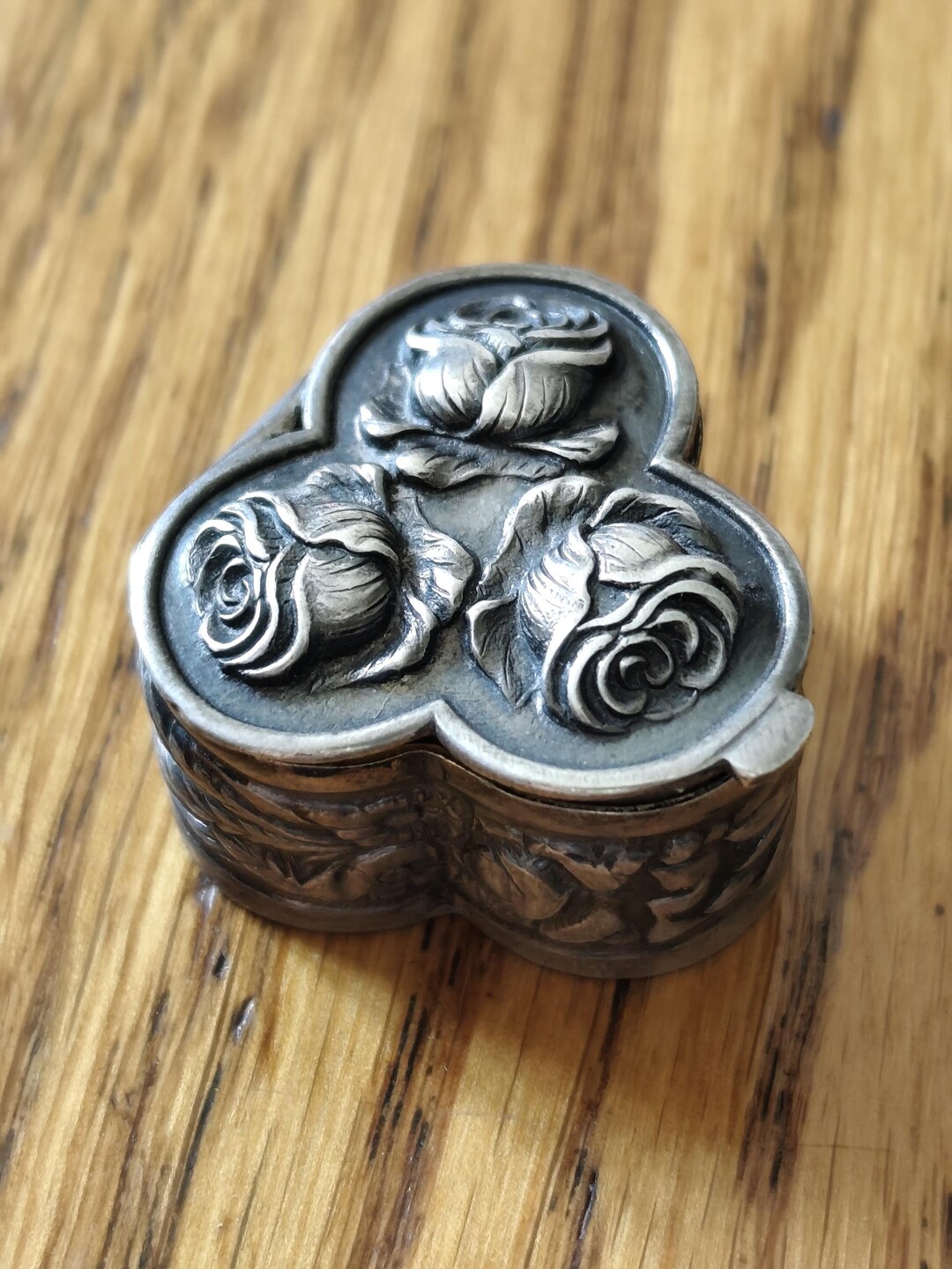 Pils Box, Small Art Nouveau Trilobed Pillbox, Rosette With 3 Roses in ...