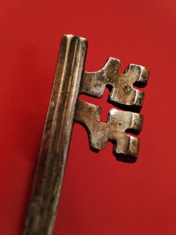 Superb antique key brooch silver metal or plated open… - Gem