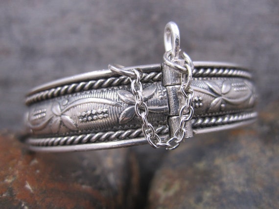 Stunning Vintage Pewter Bangle - Gem