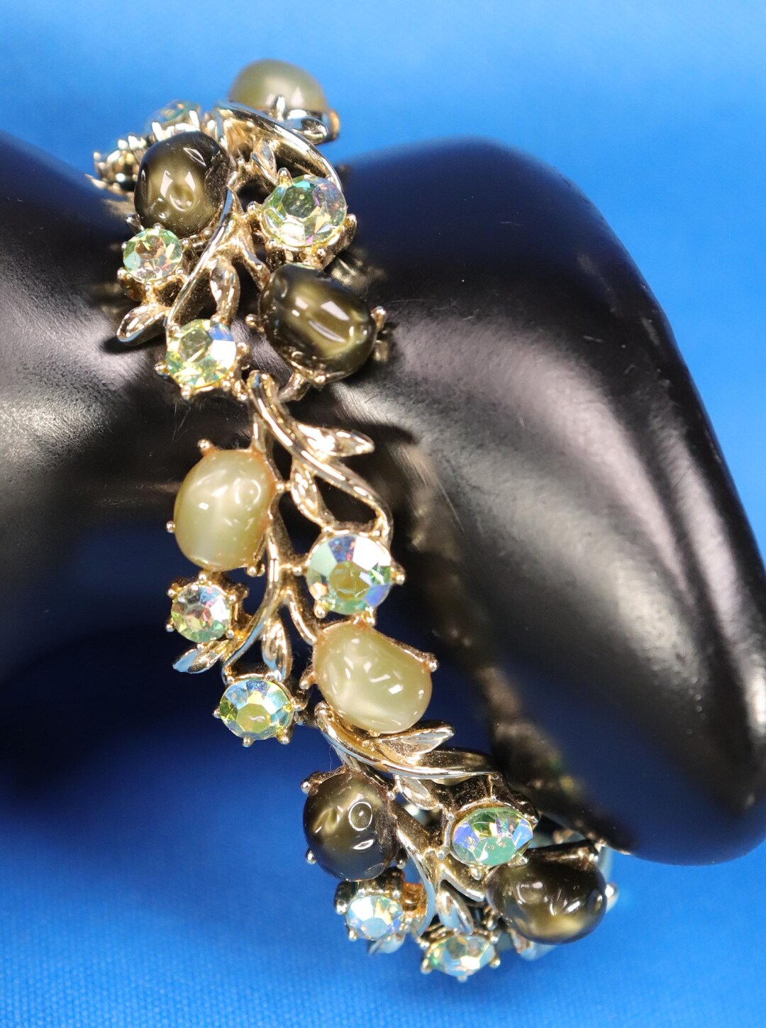 JS9 Vintage Coro Bracelet Flower Shaped Links With Wrinkly Cabochons ...