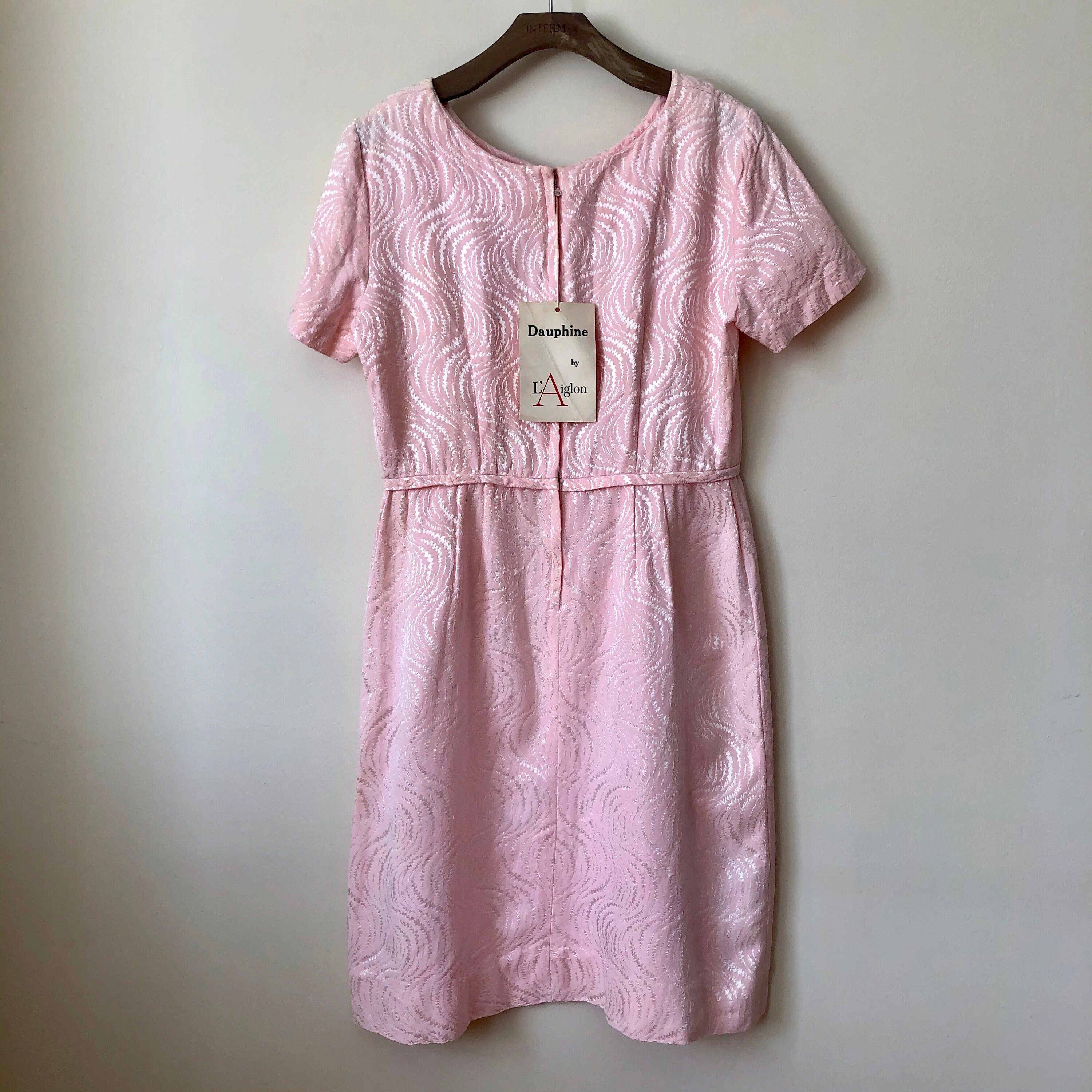 1960s Pink and White Short Sleeve Shift Dress With Sweetheart Neckline ...