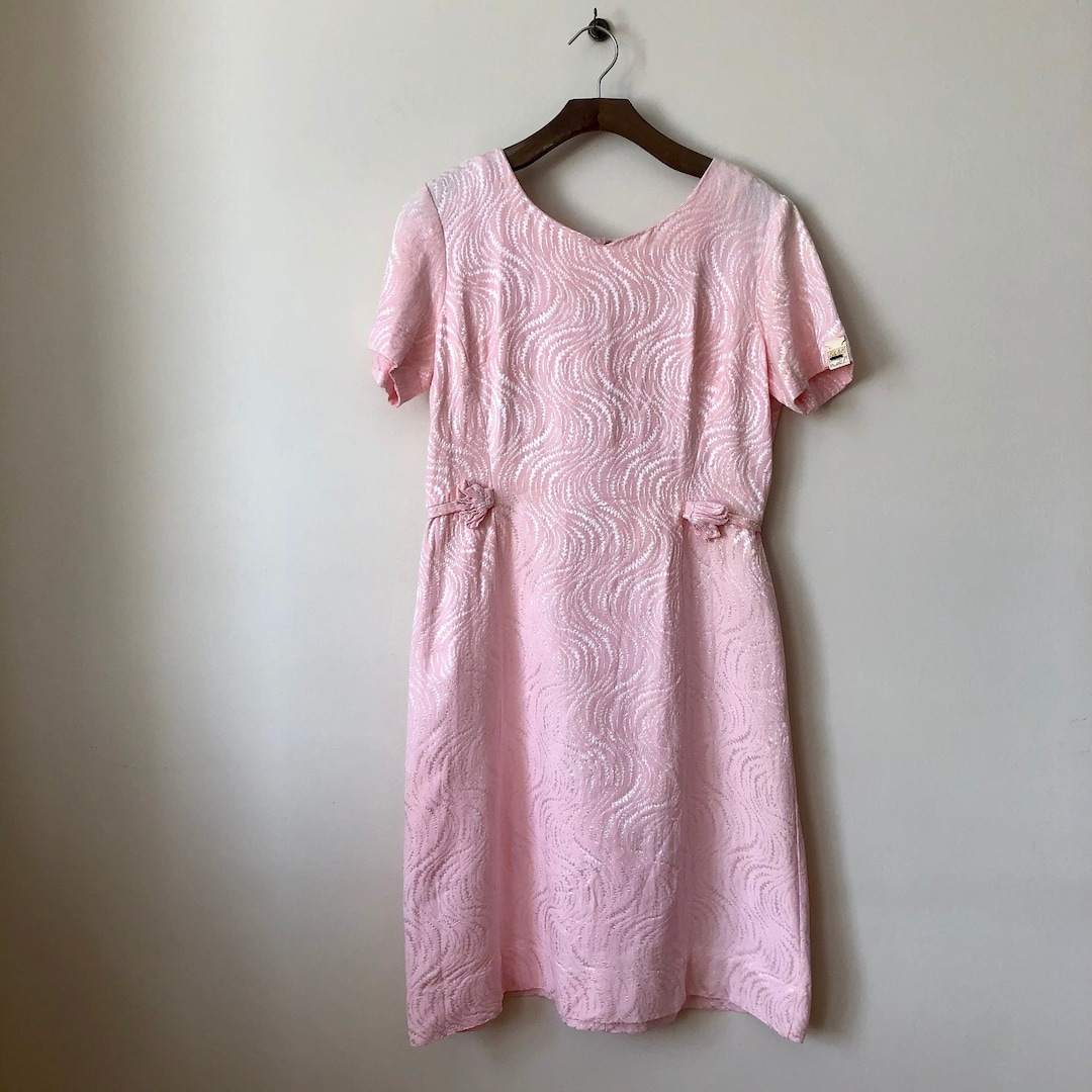 1960s Pink and White Short Sleeve Shift Dress With Sweetheart Neckline ...