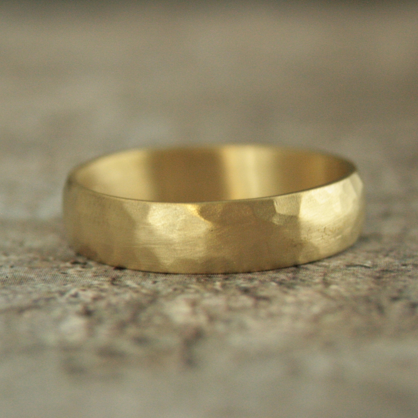 18K Gold Men's Wedding Ring 5mm Wide Gold Hammered Band | Etsy
